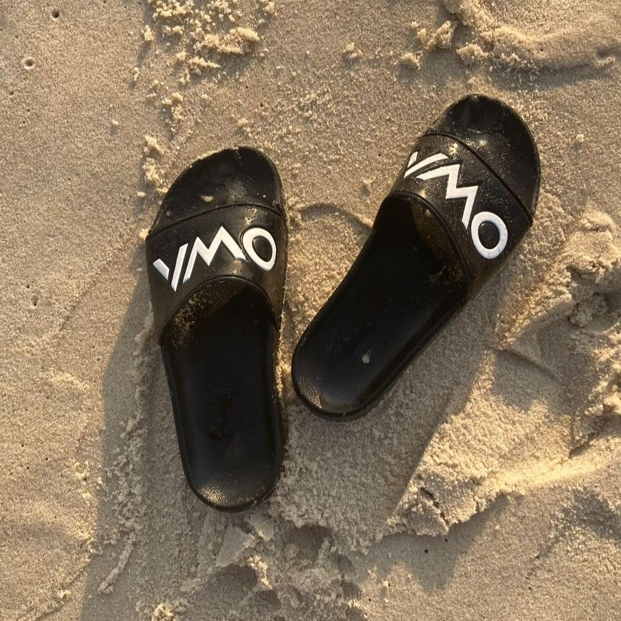 Chanclas Malvinas Negra: Confort y estilo urbano minimalista